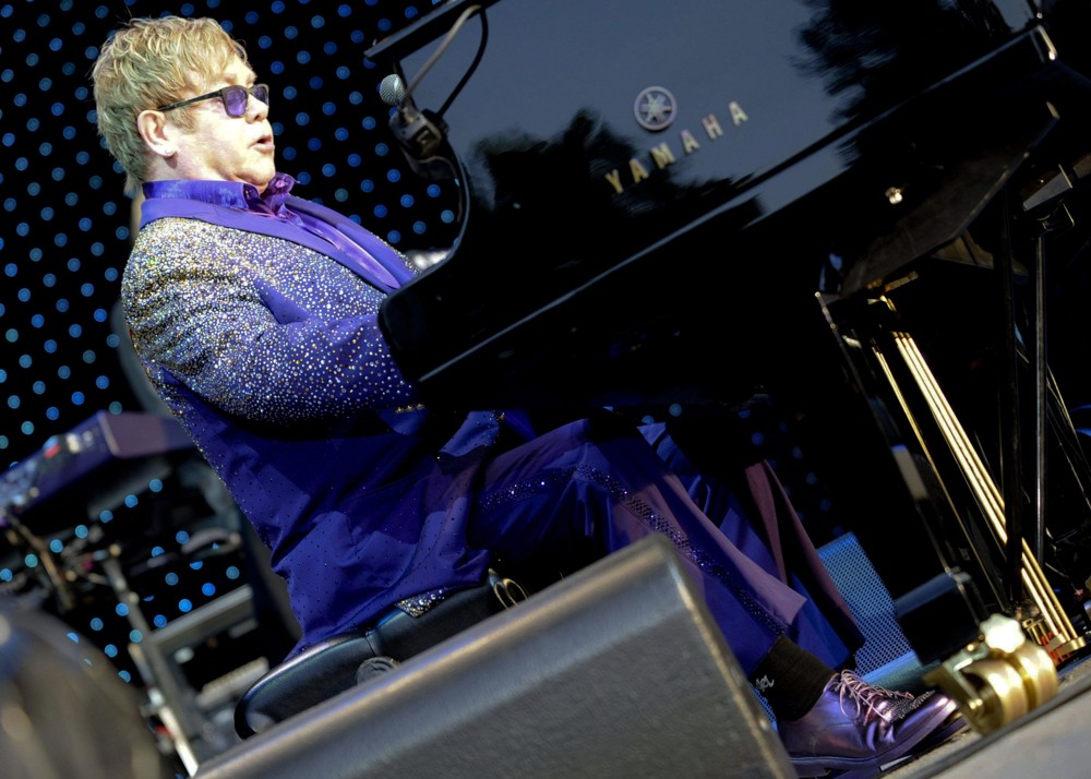 Elton John Picture 1 - Elton John Performing at Tussling Castle