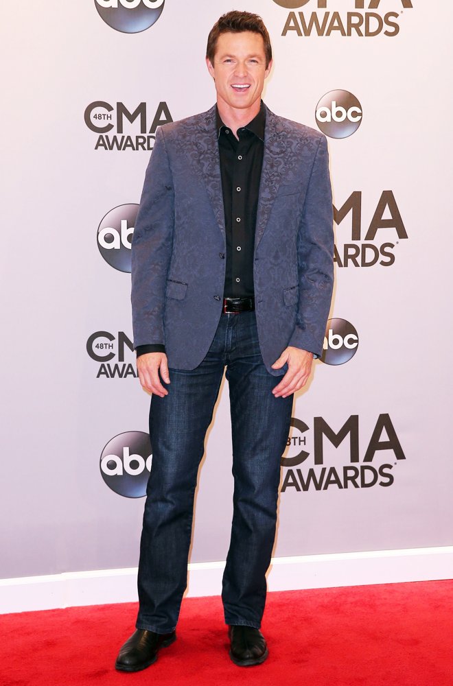 eric close Picture 1 - 48th Annual CMA Awards - Red Carpet