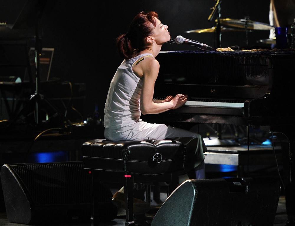 fiona-apple Picture 1 - Fiona Apple Performs During Her Every Single ...