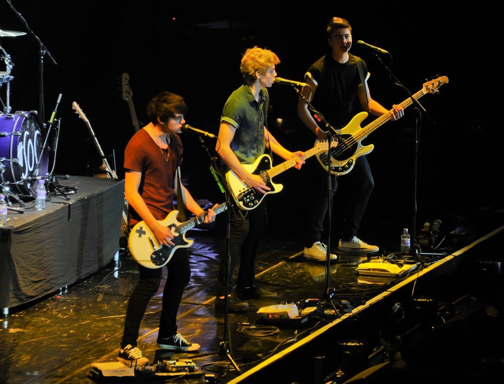 5-seconds-of-summer Picture 1 - 5 Seconds of Summer Supporting One ...