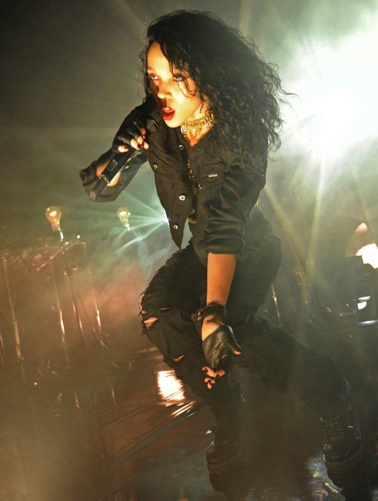 FKA twigs Picture 1 - FKA twigs Performing Live in Concert