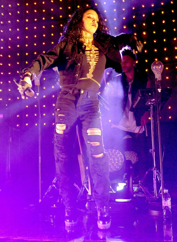 FKA twigs Picture 1 - FKA twigs Performing Live in Concert