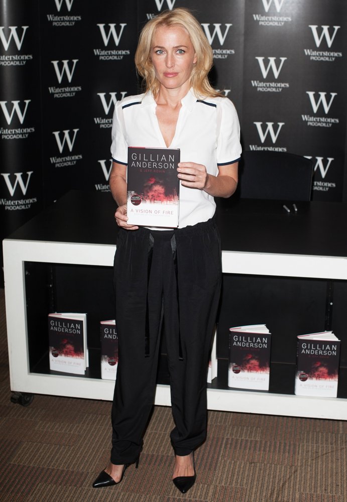 Gillian Anderson Picture 1 - Gillian Anderson Signs Her Book A Vision ...