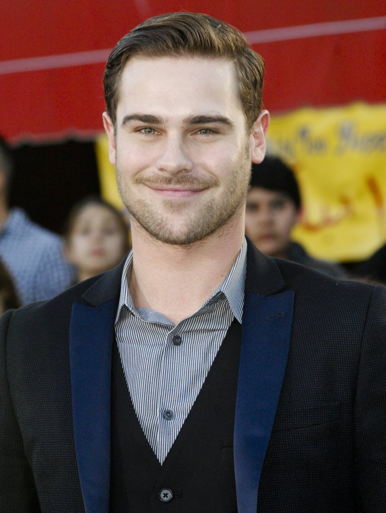 Grey Damon Picture 1 - Premiere of Summit Entertainment's Divergent ...
