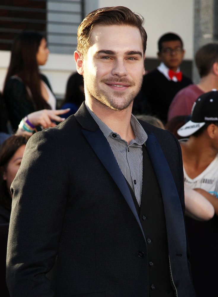 grey damon Picture 1 - Premiere of Summit Entertainment's Divergent ...