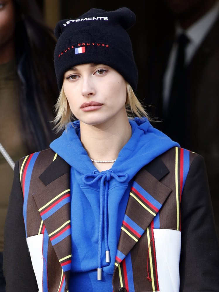hailey-baldwin Picture 1 - Hailey Baldwin Shopping at The Cartier Store