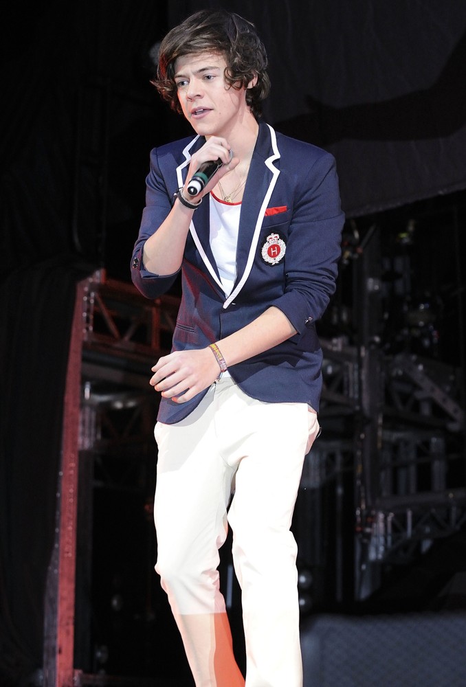 harry-styles Picture 1 - One Direction Performs on Stage as Support for ...