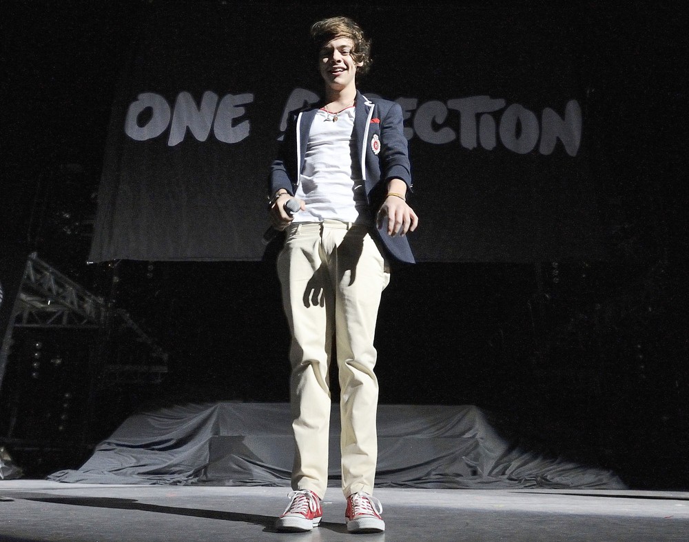 harry-styles Picture 1 - One Direction Performs on Stage as Support for ...