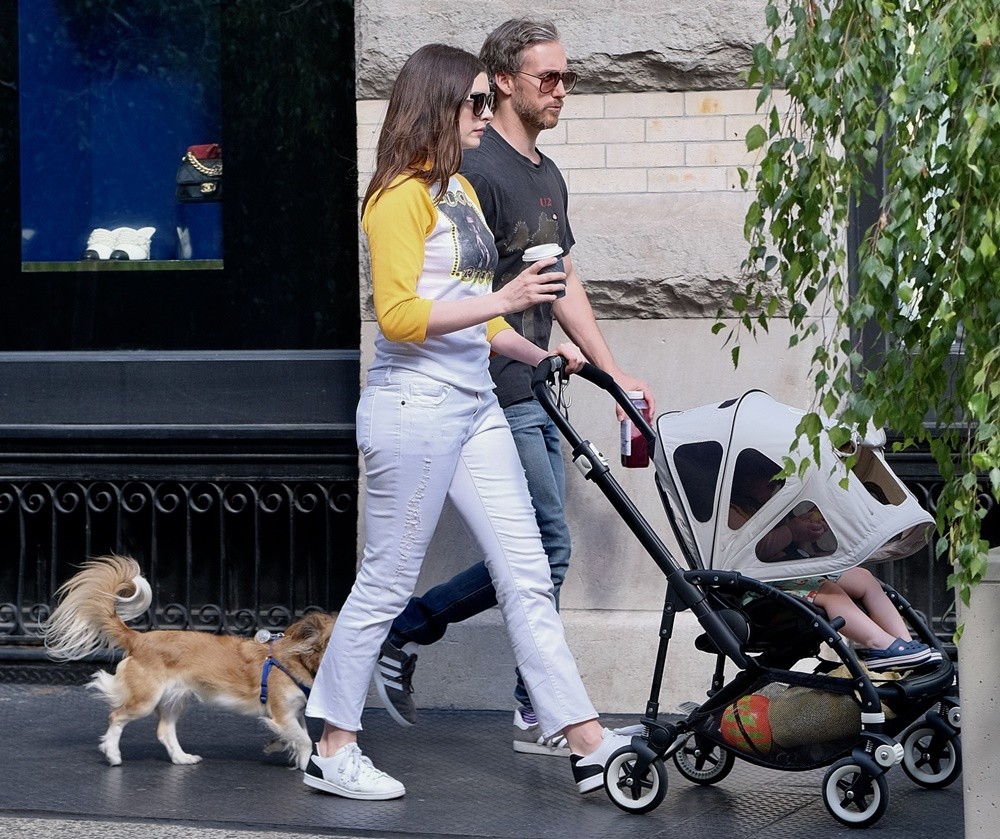 Anne Hathaway Picture 1 - Anne Hathaway and Adam Shulman Walking with ...
