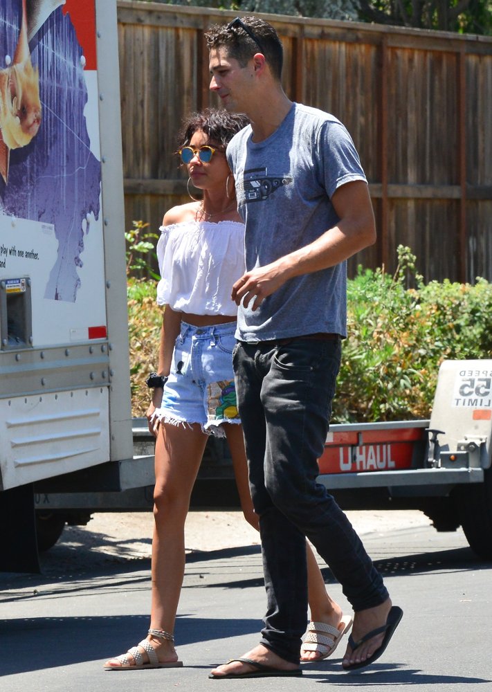 sarah-hyland Picture 1 - Sarah Hyland and Wells Adams Takes Their ...