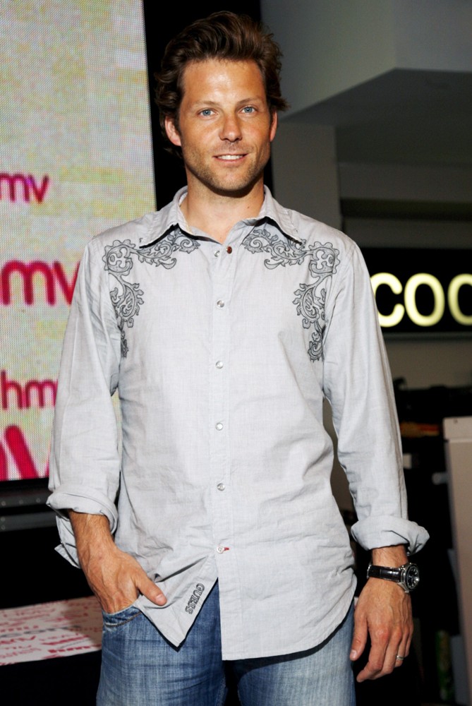Jamie Bamber Picture 2 - Fashion for Life 2009