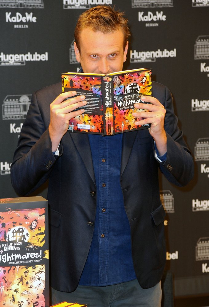 jason-segel Picture 1 - Jason Segel Signs His Book Nightmares!