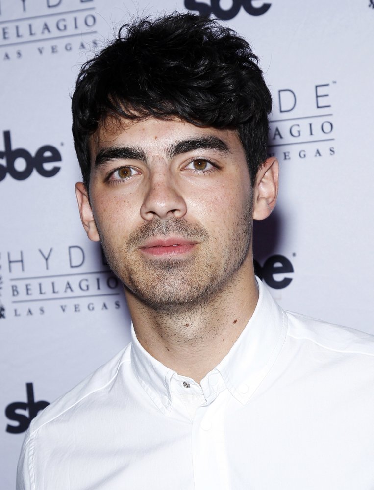 joe-jonas Picture 1 - Joe Jonas Takes Over The DJ Booth