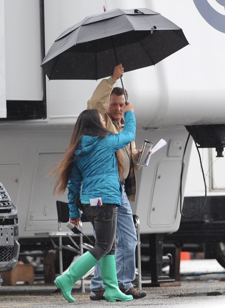 johnny-depp Picture 1 - Johnny Depp on Set Filming LAbyrinth in The Rain
