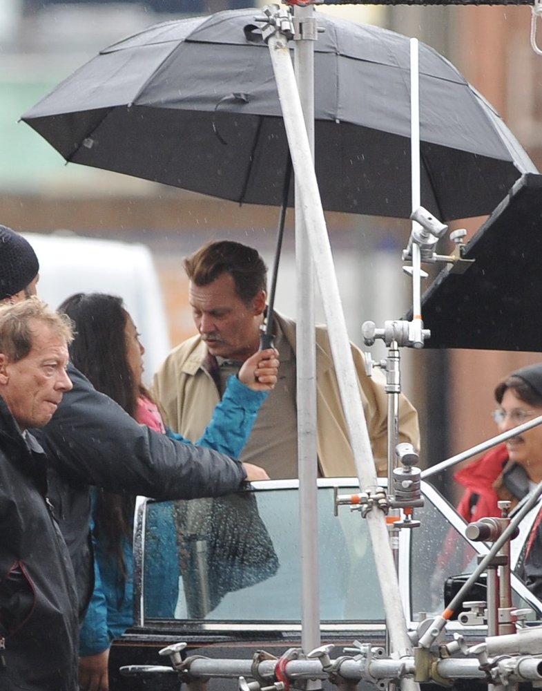 johnny-depp Picture 1 - Johnny Depp on Set Filming LAbyrinth in The Rain