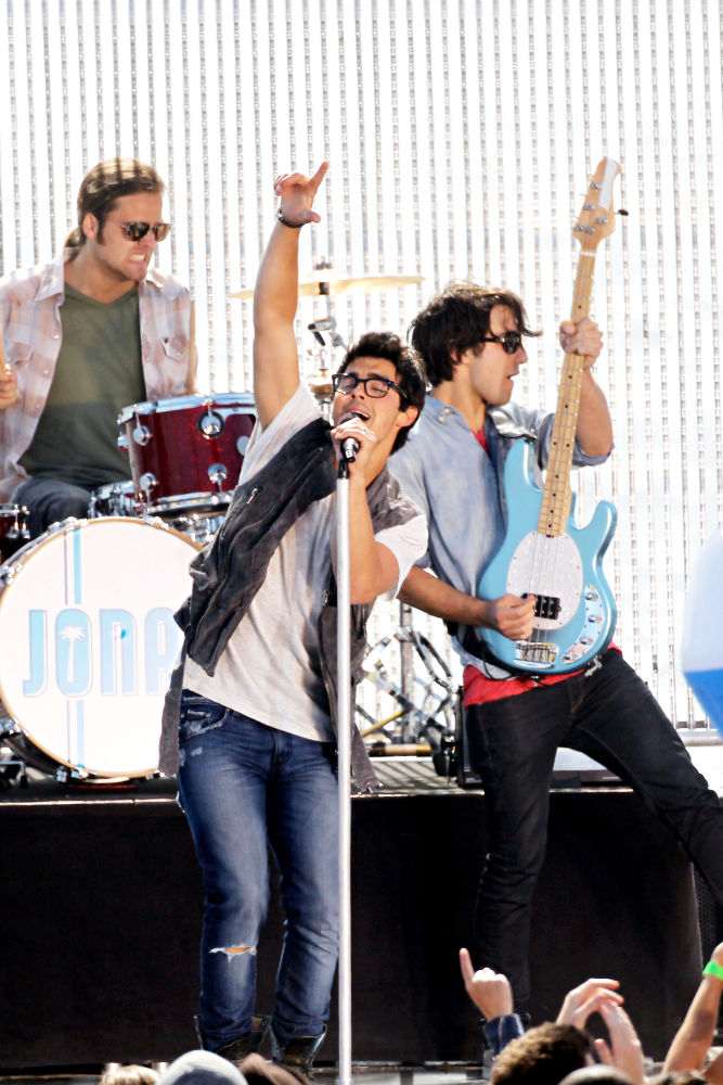 Pictures: Jonas Brothers Performing in California for 'J.O.N.A.S!' Filming