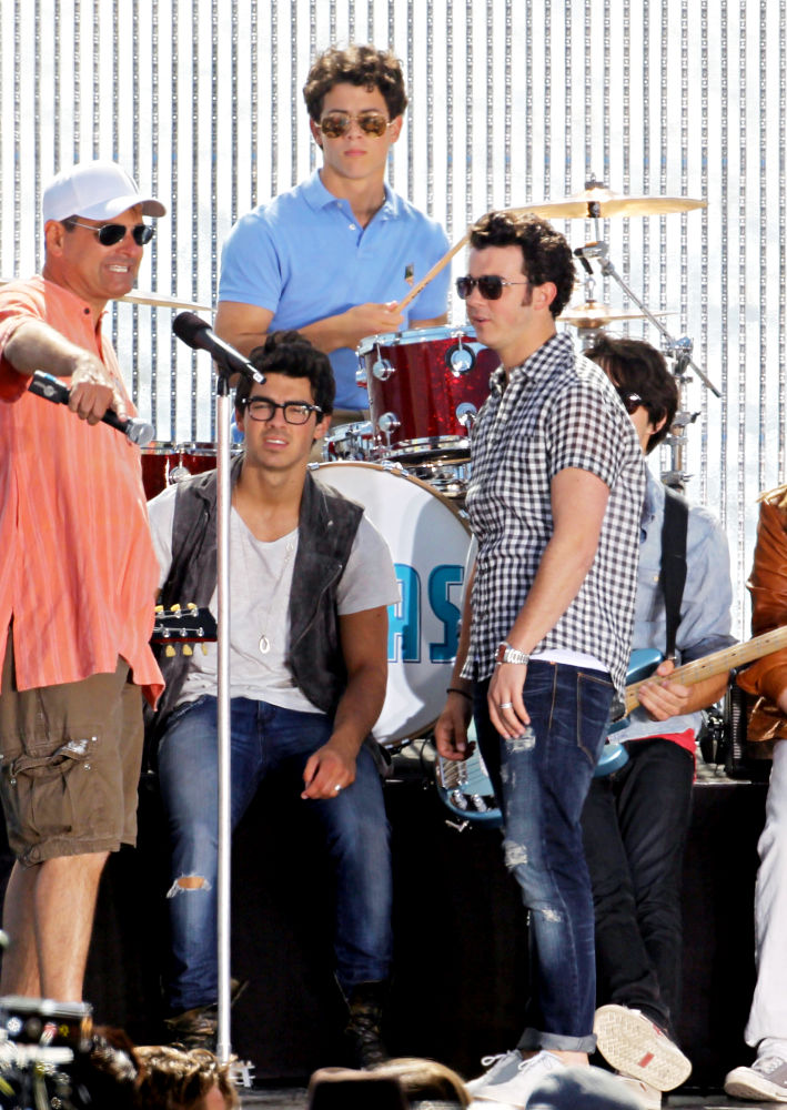 Pictures: Jonas Brothers Performing in California for 'J.O.N.A.S!' Filming
