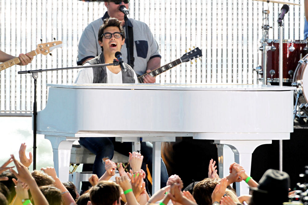 Pictures: Jonas Brothers Performing in California for 'J.O.N.A.S!' Filming