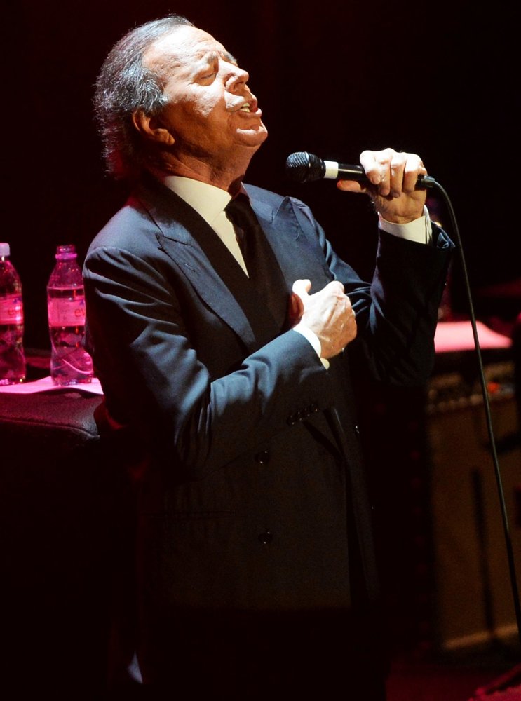Julio Iglesias Picture 28 - Julio Iglesias Performing Live in Concert