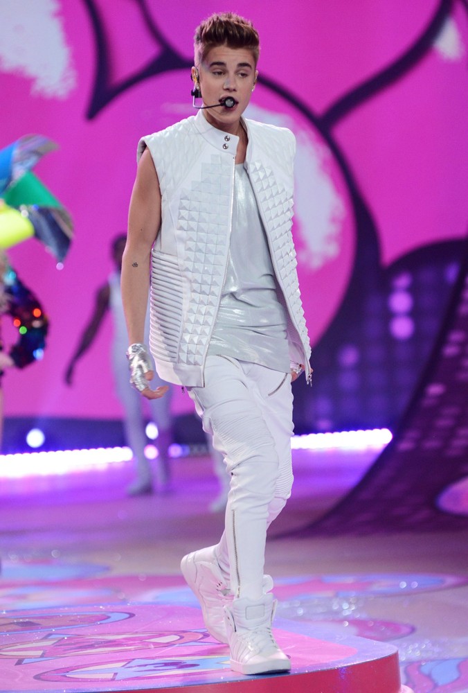 justin-bieber Picture 1 - The 2012 Victoria's Secret Fashion Show - Inside
