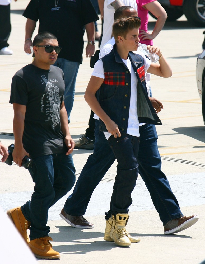 justin-bieber Picture 1 - Justin Bieber Films His New Music Video Boyfriend