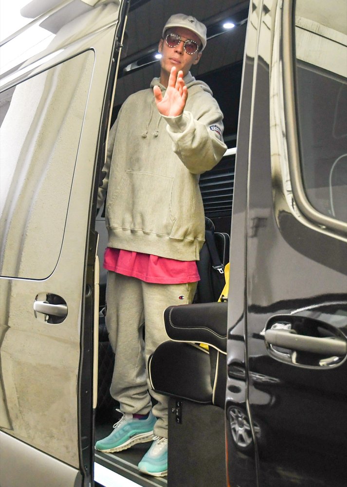 justin-bieber Picture 1 - Justin Bieber Heads Out for The Day
