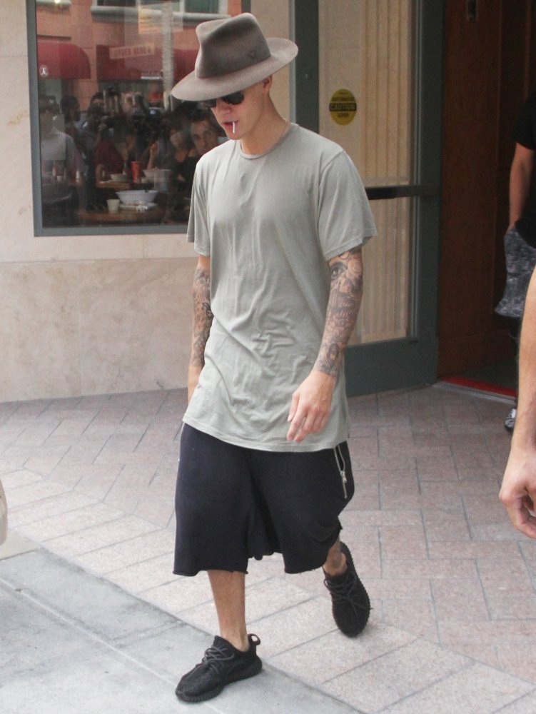 justin-bieber Picture 1 - Justin Bieber Leaves A Doctor's Office