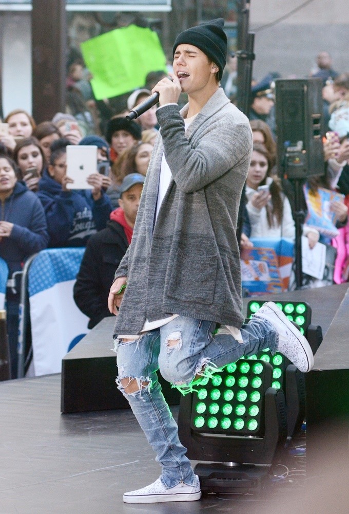 justin-bieber Picture 1 - Justin Bieber Performing Live on NBC's Today Show