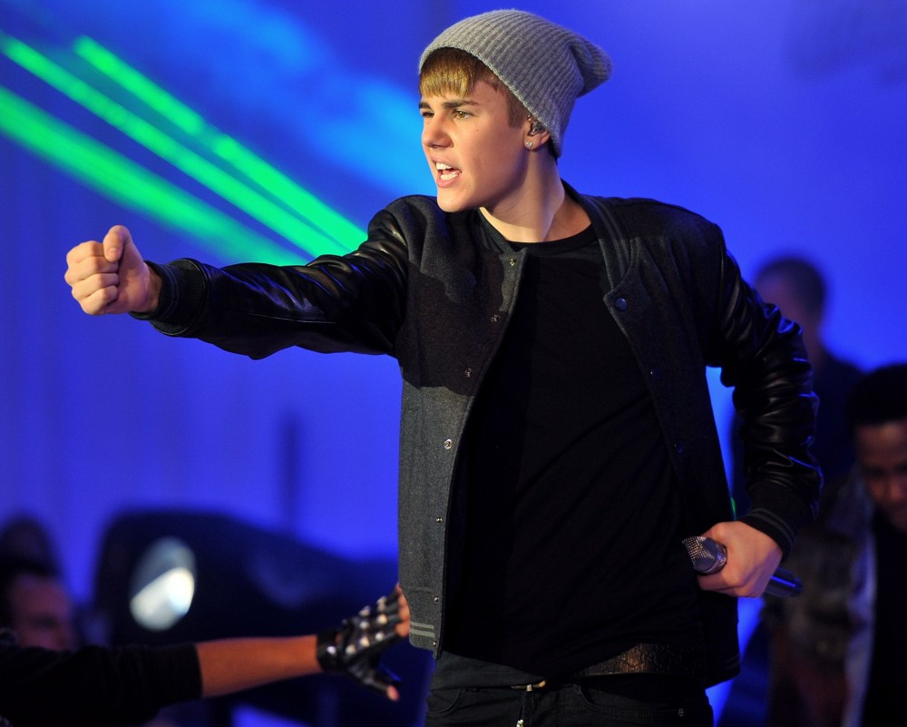 justin-bieber Picture 1 - Justin Bieber Performs as He Switches The ...