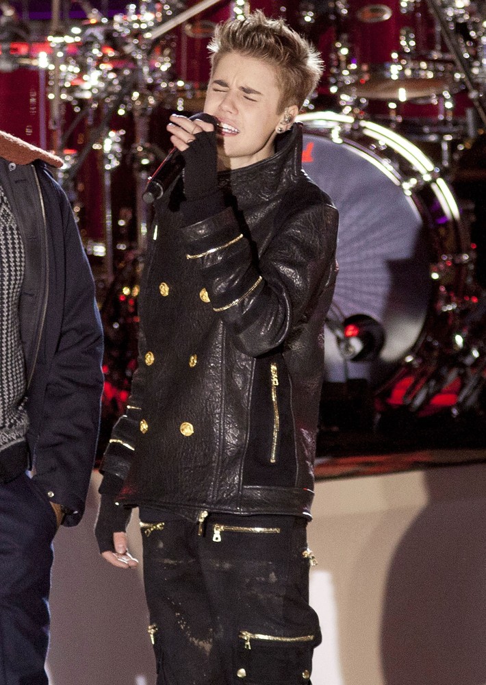 Justin Bieber Picture 1 - Justin Bieber Performs for The Pre-Taping of ...