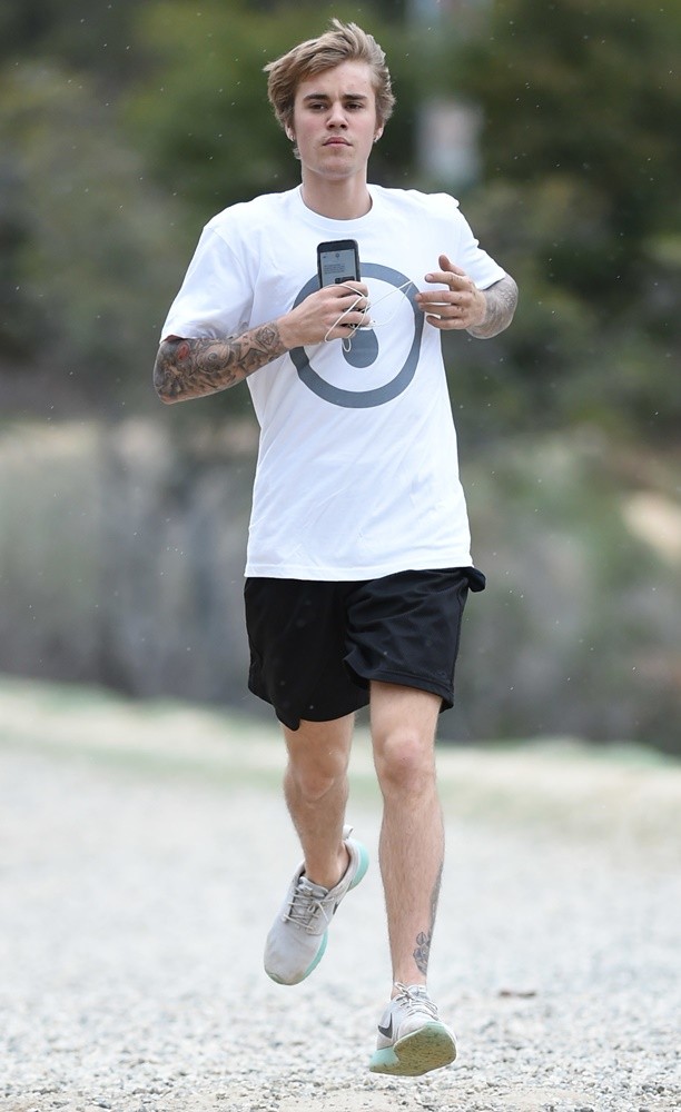 Justin Bieber Picture 1 - Justin Bieber Takes A Run on A Rainy Windy ...
