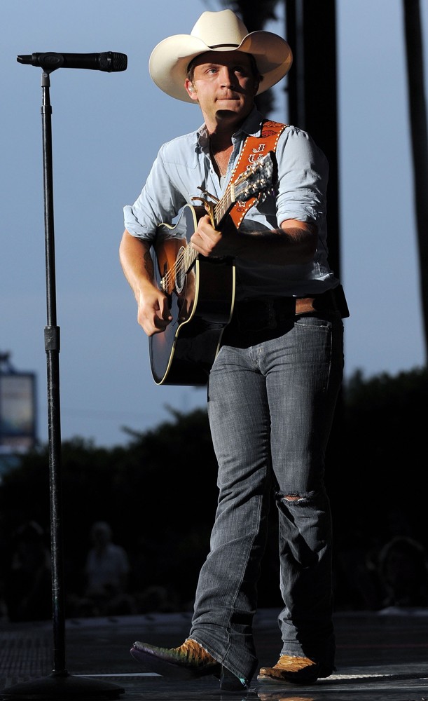 justin-moore Picture 1 - Justin Moore Performs During The Flatts Fest Tour