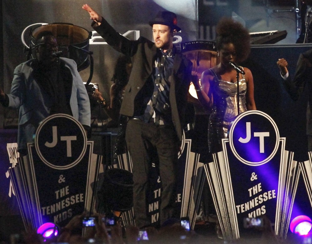 justin-timberlake Picture 1 - Justin Timerlaes Performs Outside on ...