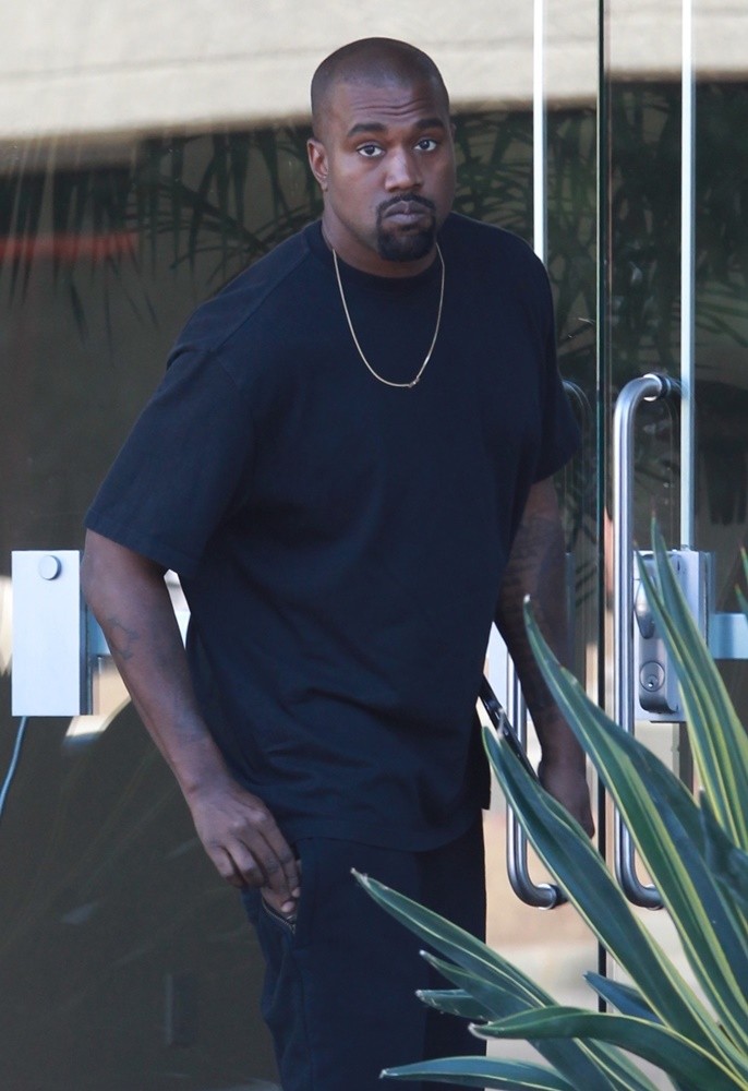 kanye-west Picture 1 - Kanye West Arriving to A Studio