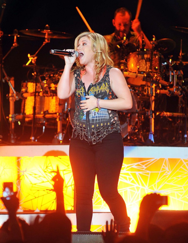 kelly-clarkson Picture 1 - Kelly Clarkson Kicks Off The Start of Her ...
