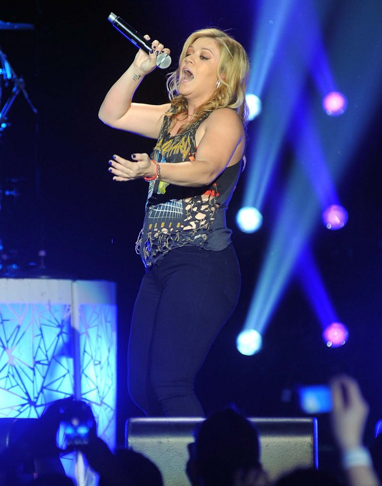 S.J. Clarkson Picture 1 - Kelly Clarkson Kicks Off The Start of Her ...
