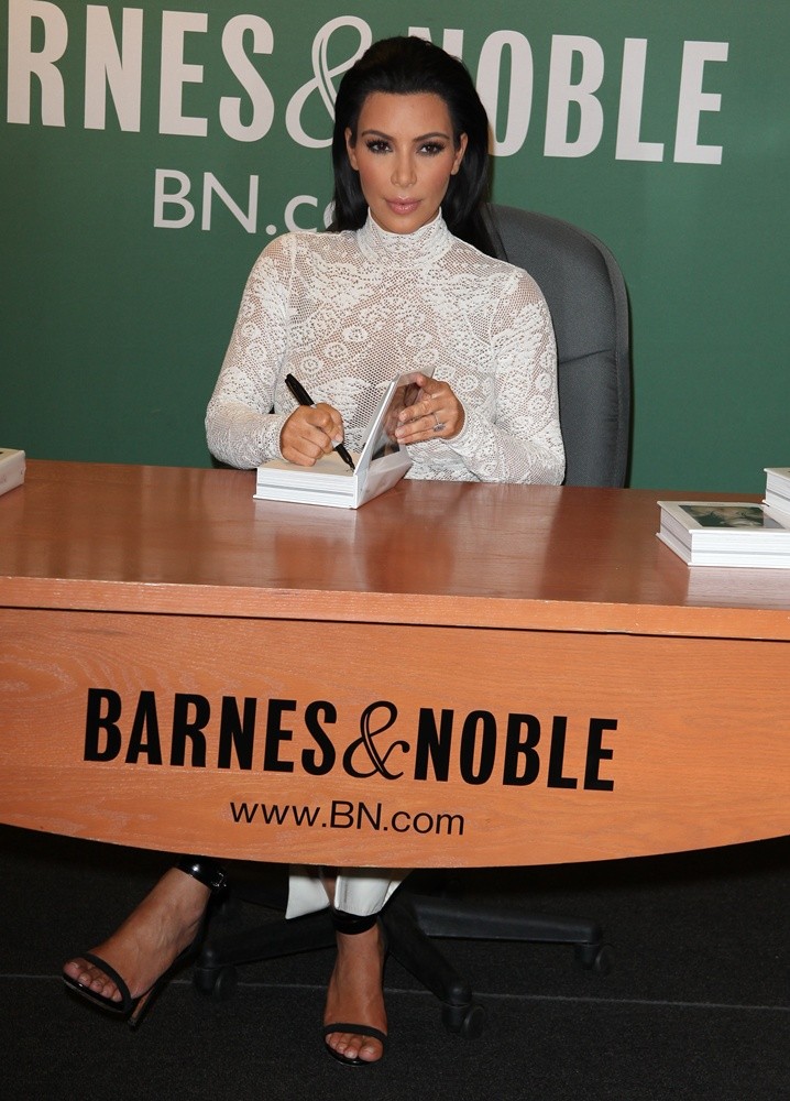 kim-kardashian Picture 1 - Book Signing for Her New Book Selfish