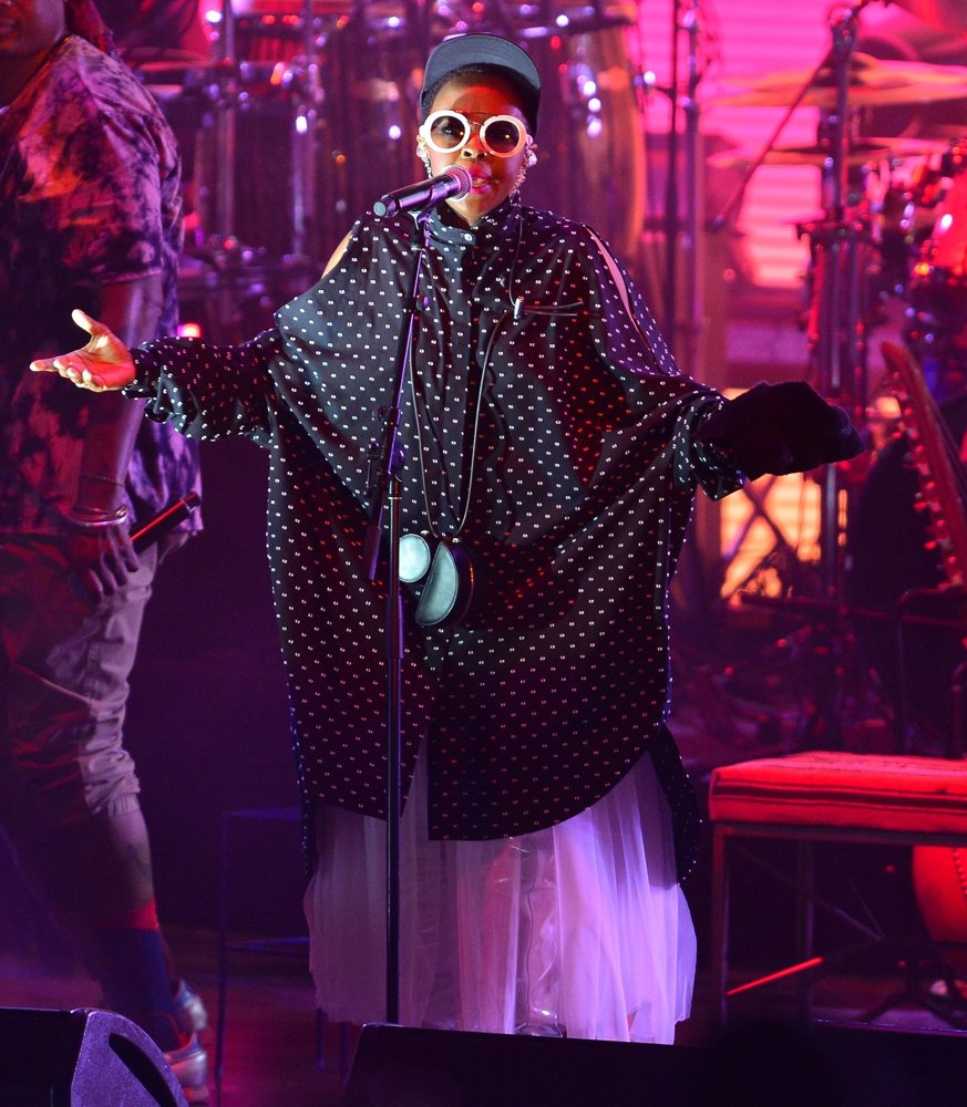 lauryn hill Picture 1 - Ms. Lauryn Hill and Nas Perform on Their ...