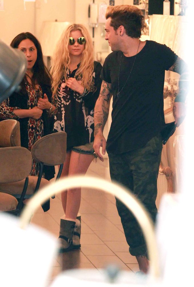 avril-lavigne Picture 1 - Avril Lavigne and Ryan Cabrera Shopping Together