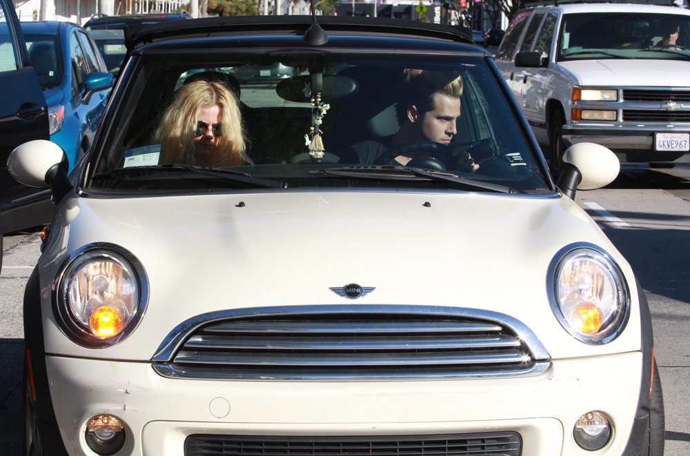 Ryan Cabrera Picture 1 - Avril Lavigne and Ryan Cabrera Shopping Together