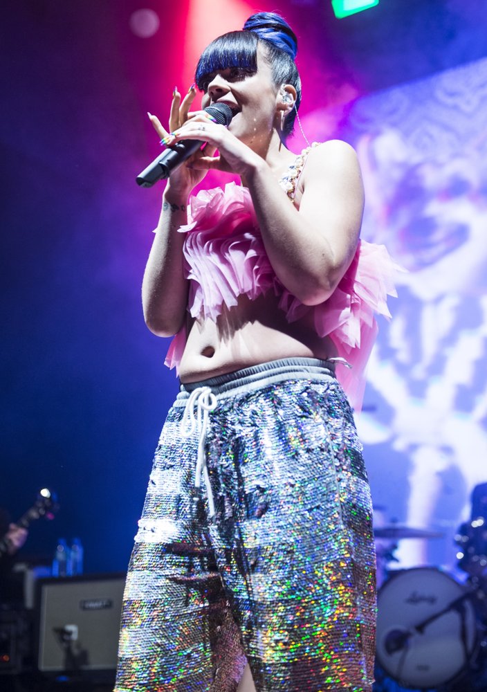 Lily Allen Picture 1 - Lily Allen Performing Live on Stage | AceShowbiz