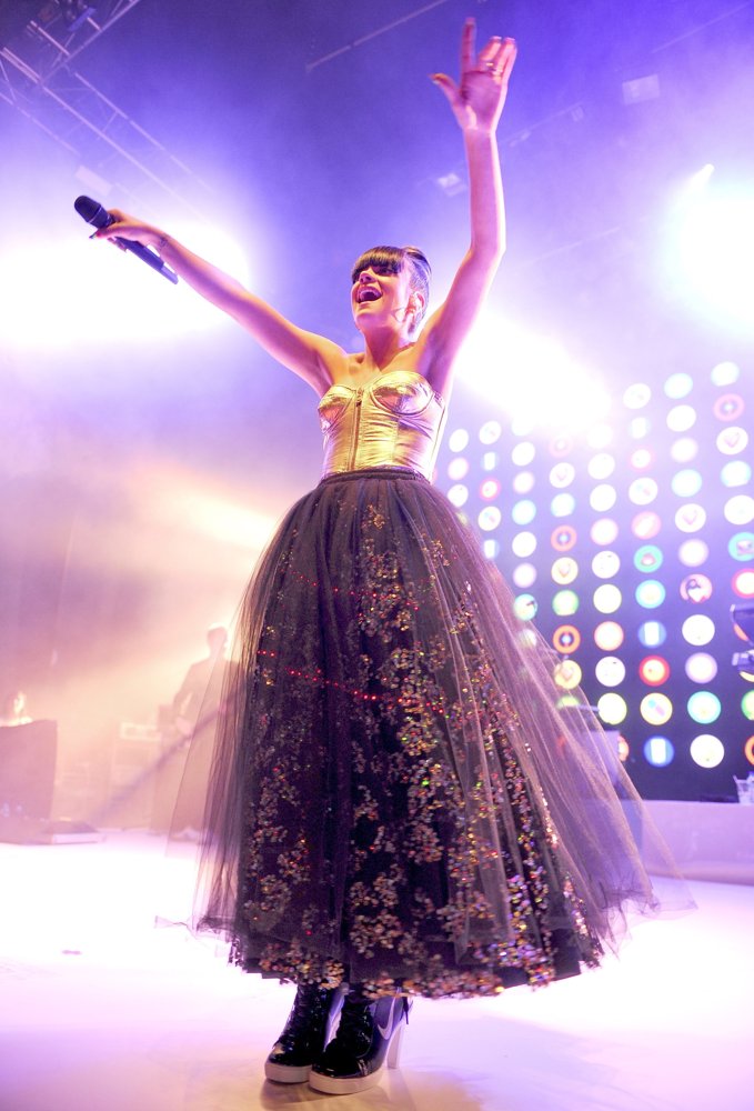 lily-allen Picture 1 - Lily Allen Performing Live on Stage
