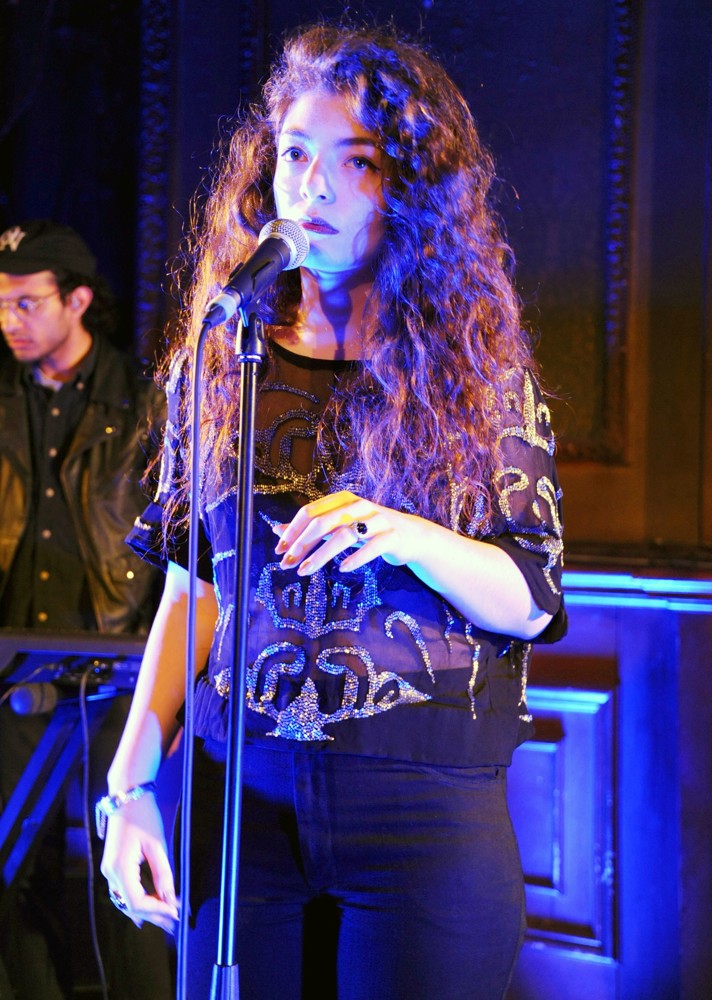 Lorde Picture 1 - Lorde Performing Live at A Showcase