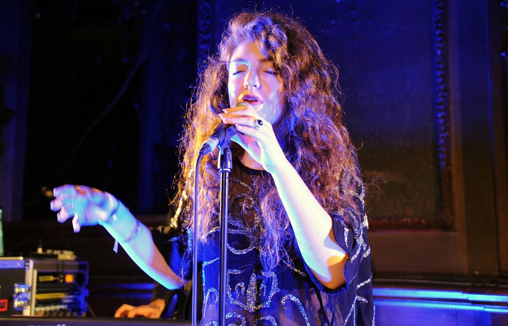 Lorde Picture 1 - Lorde Performing Live at A Showcase