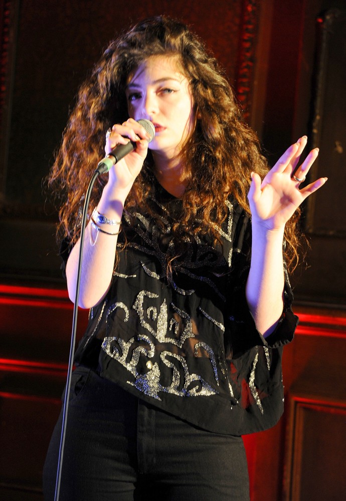Lorde Picture 1 - Lorde Performing Live at A Showcase