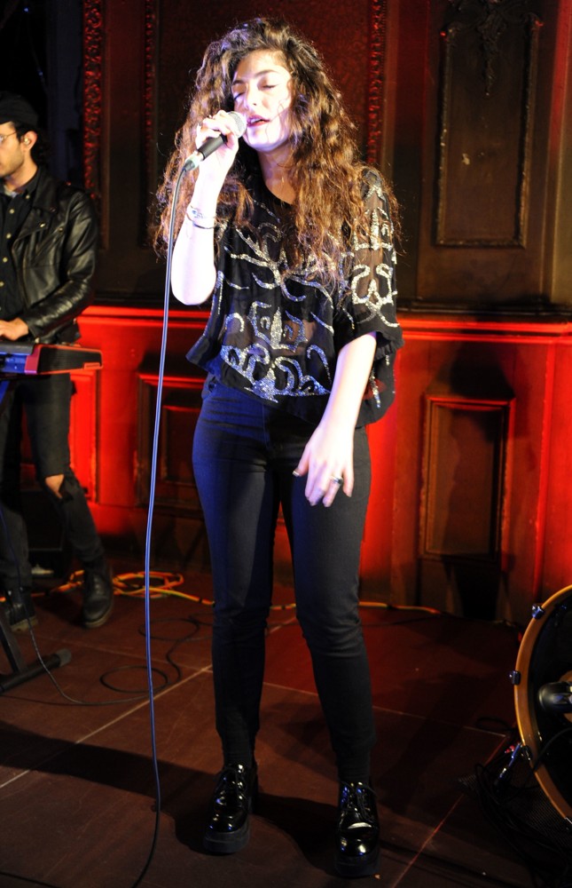 Lorde Picture 1 - Lorde Performing Live at A Showcase