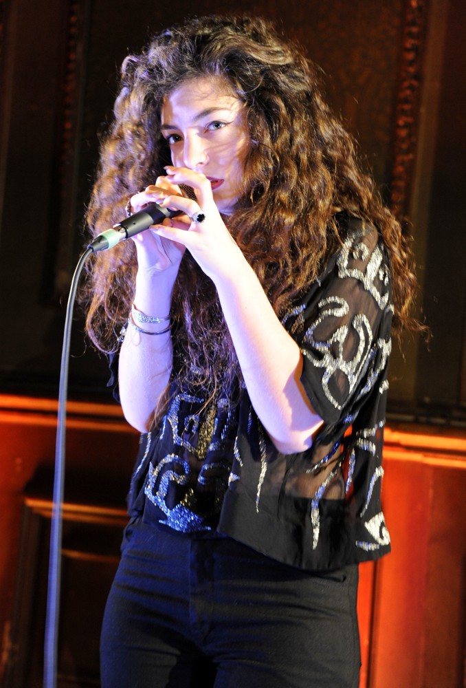 Lorde Picture 1 - Lorde Performing Live at A Showcase