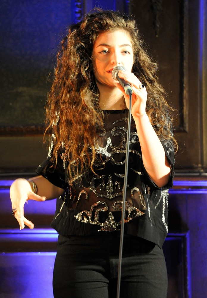 Lorde Picture 1 - Lorde Performing Live at A Showcase