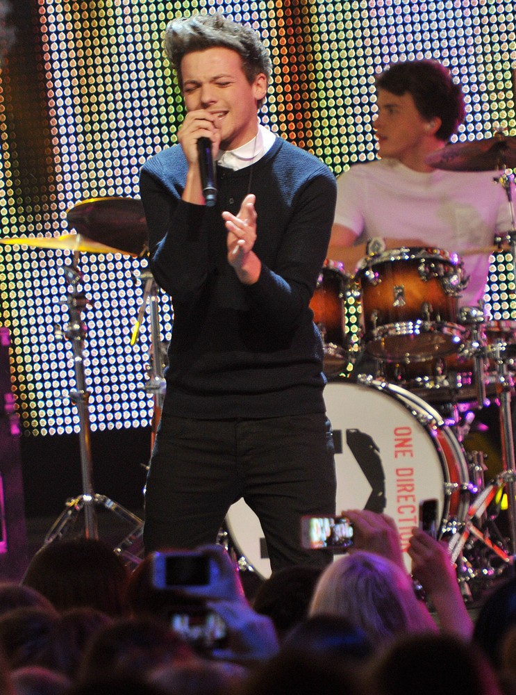 Louis Tomlinson Picture 25 - One Direction Performing Live on The Today ...