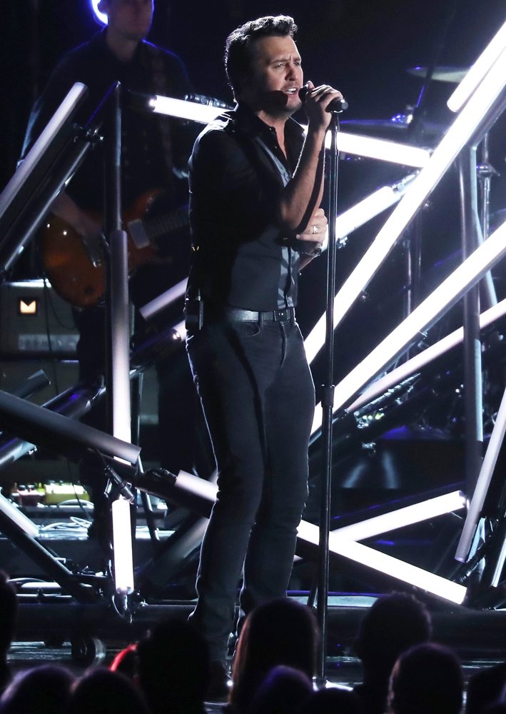 luke-bryan Picture 1 - 50th Annual CMA Awards - Performances
